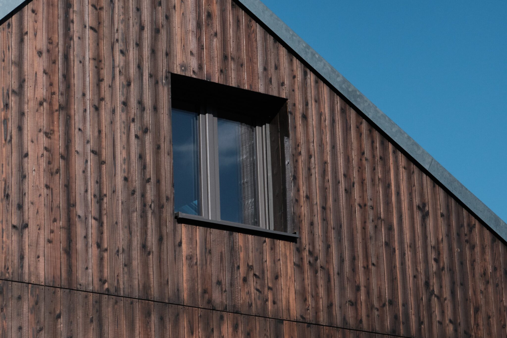 Fassade aus gebranntem Holz in authentischem Yakisugi